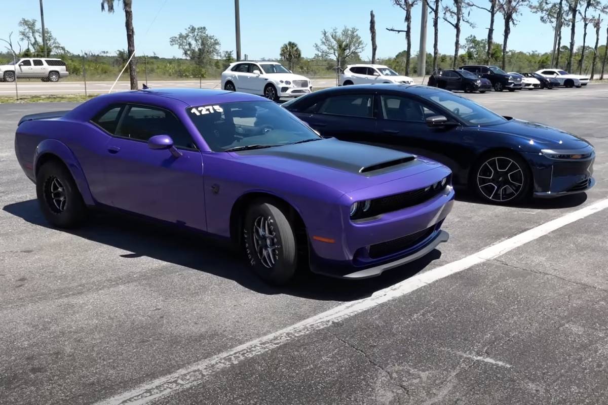 StriveME - فيديو.. لوسيد اير سافير تجعل من تشالنجر ديمون 170 الخاصة بسباقات دراق اضحوكة